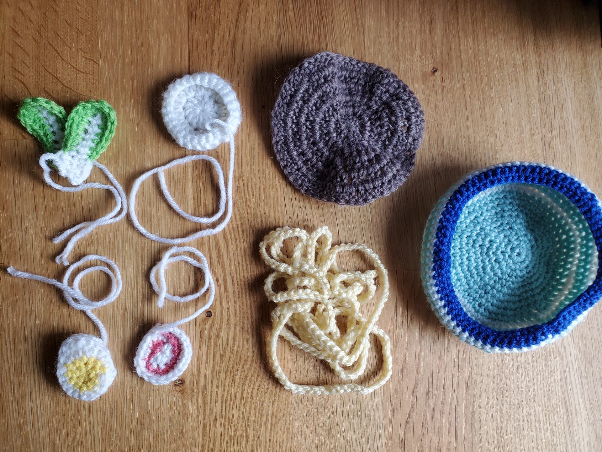 ramen noodle bowl amigurumi (free crochet pattern) – DAiZED AND DISTRACTED